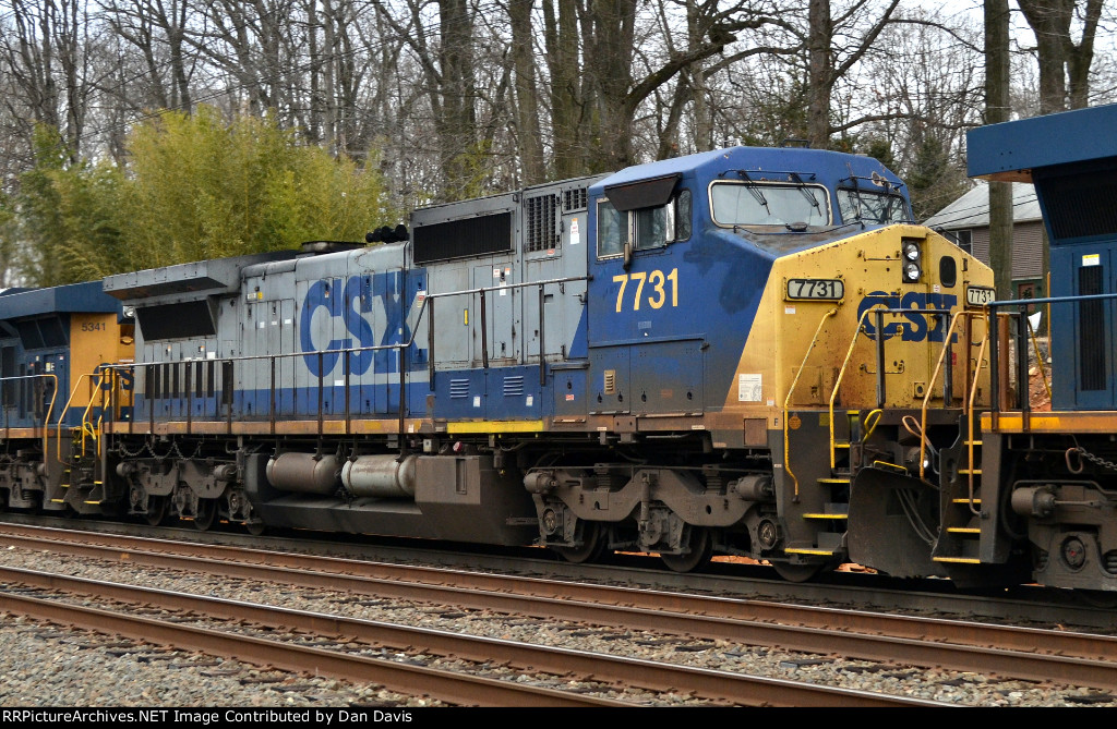 CSX C40-8W 7731 in dirty YN2 in the middle on Q034-23